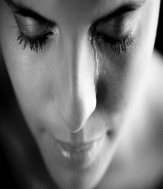 Mata Sembap Usai Menangis? Yuk, Cantik Kembali Dengan Cara Ini - Beauty ...