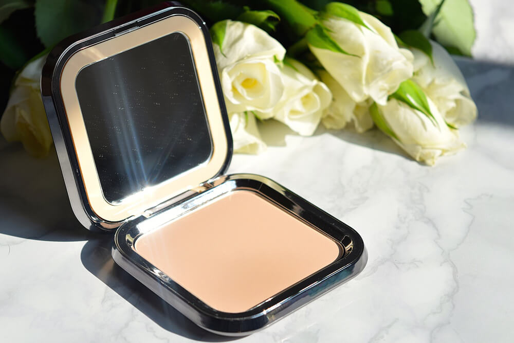 3 Rekomendasi Powder Foundation untuk Pemilik Kulit Berminyak - Beauty ...