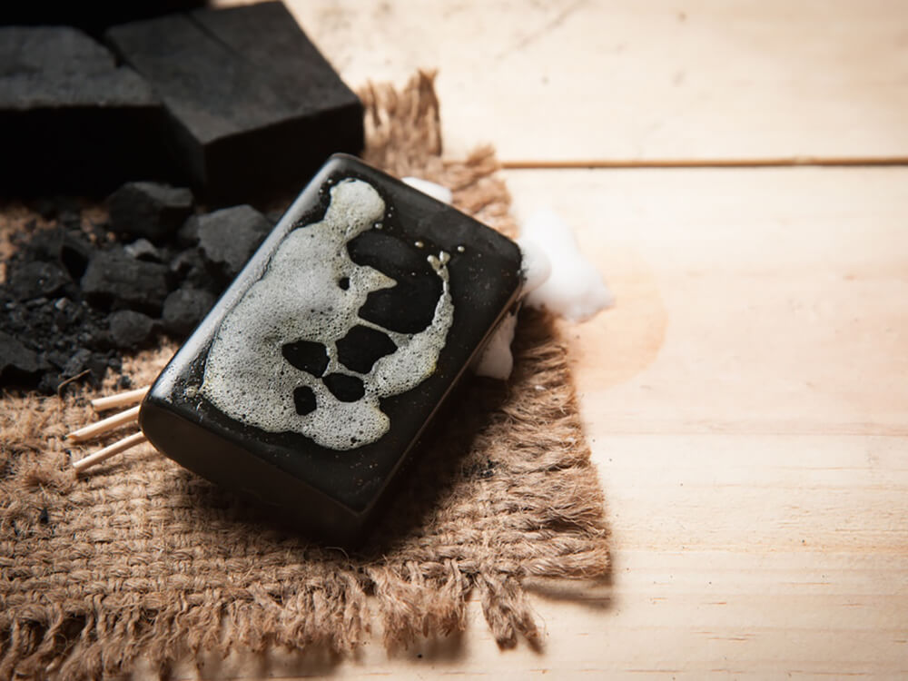 Yang Punya Kulit Berminyak, Yuk Coba Sabun Berbahan Dasar Charcoal Ini ...