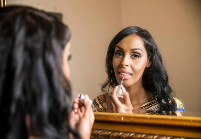 Muna Jama, Finalis Pertama yang Memakai Kaftan di Sesi Baju Renang pada ...