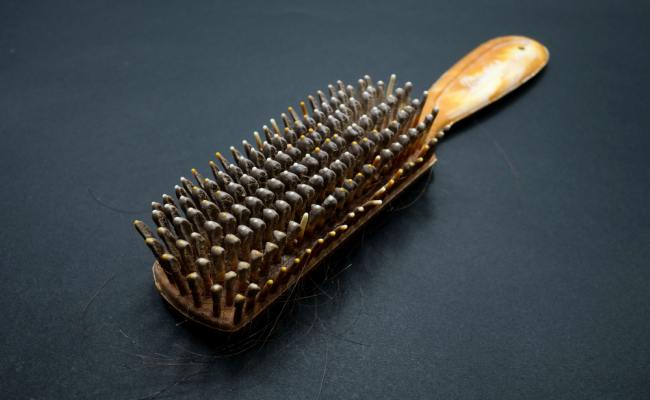 Mencuci Sisir Secara teratur, Perlukah? - Beauty Journal