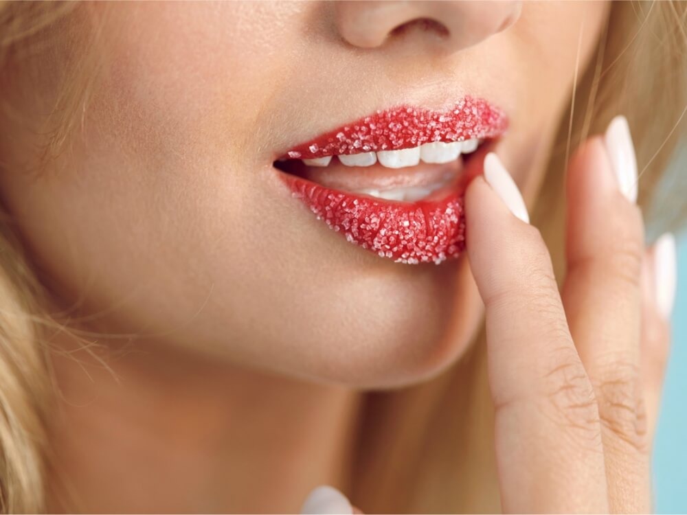 Cegah Bibir Kering dan Terkelupas dengan 5 Rekomendasi Lip Scrub ...
