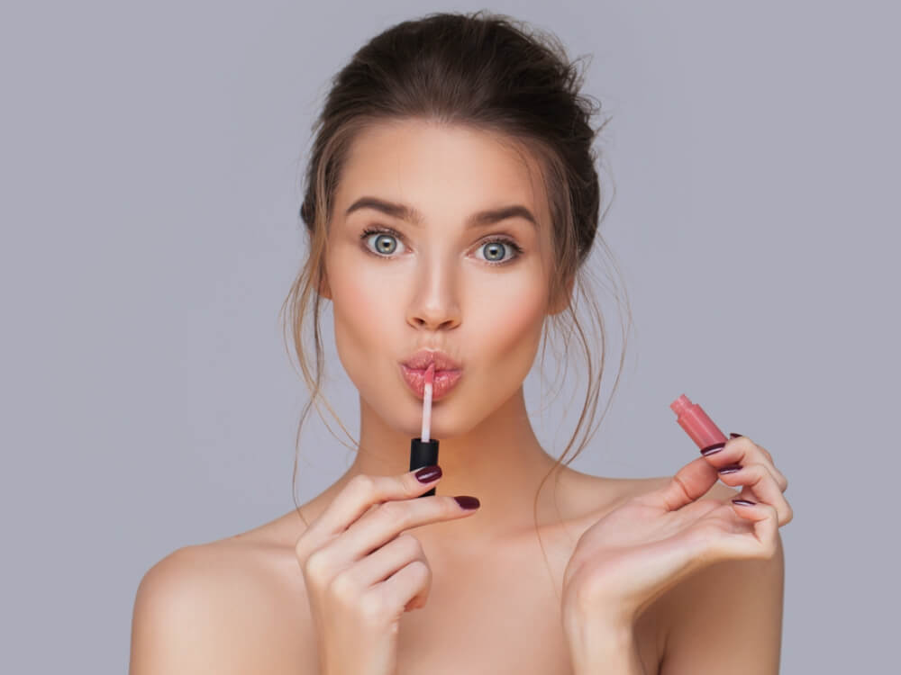 Warna Lipstik Tahan Seharian Bisa Didapatkan dengan Lip Top Coat ...