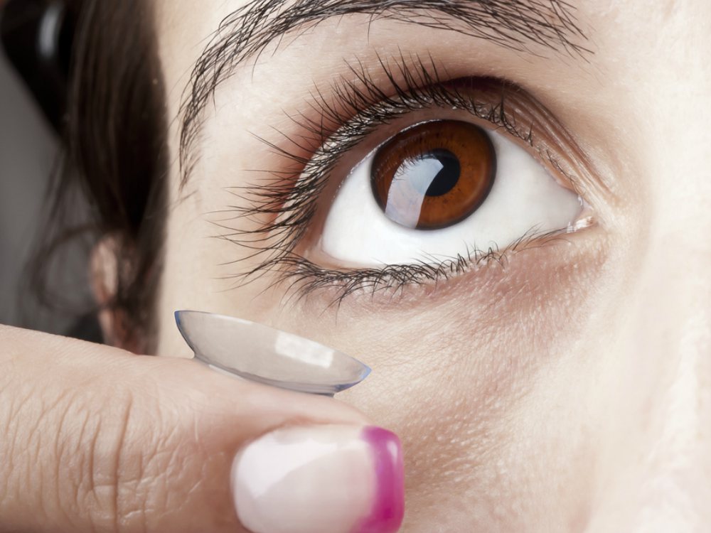 Sering Pakai Lensa Kontak? Ini yang Harus Dilakukan Agar Kesehatan Mata ...