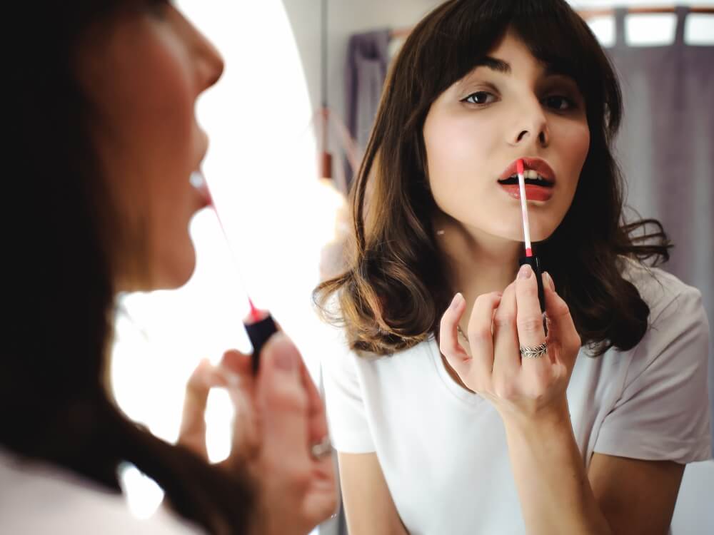 3 Tips Memilih Lipstik yang Cocok Dibawa Liburan - Beauty Journal