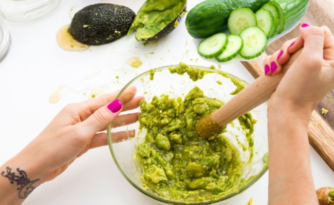 Kulit Bagian Leher Tampak Berkerut dan Kendur? Coba Terapkan Tips Ini ...