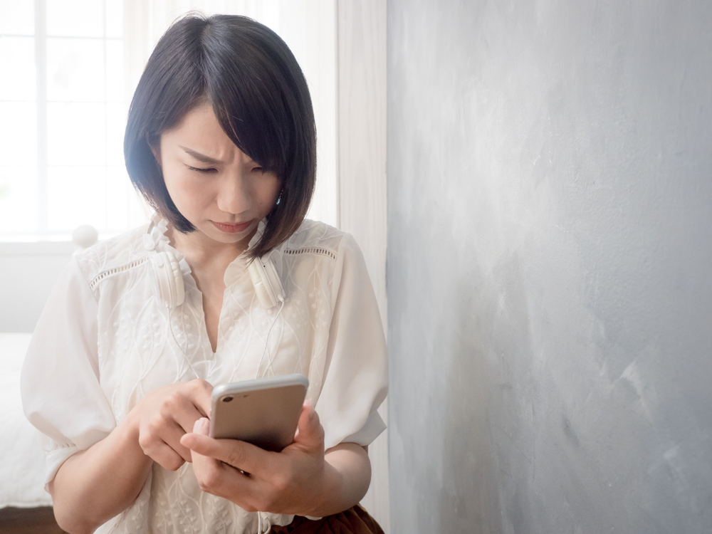 Hati-Hati! Kebiasan Memeriksa Handphone Pasangan Bisa Menimbulkan Efek ...