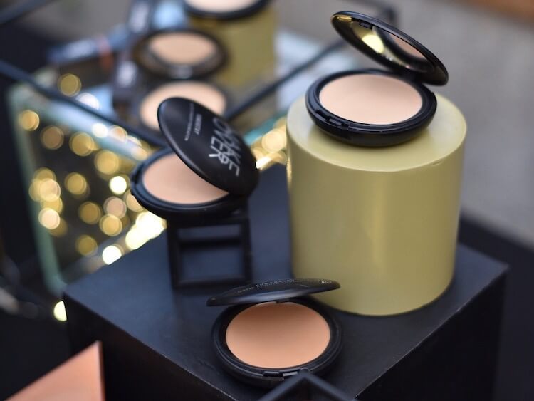 Make Over Beauty Soiree: Mengenal Powerstay Matte Powder Foundation ...