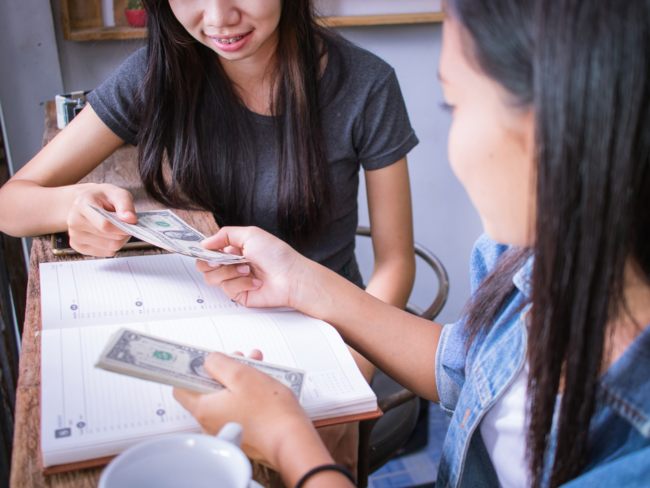 Ingin Meminjam Uang pada Keluarga atau Teman? Yuk, Simak Aturannya Agar ...