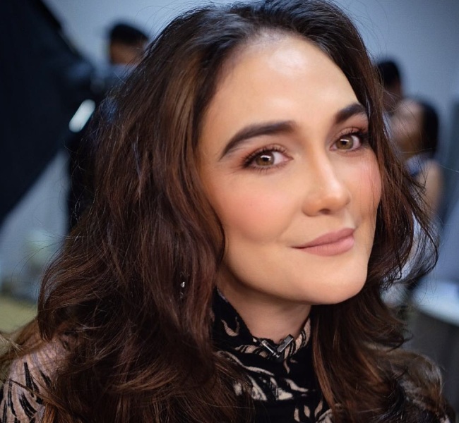 Kerap Tampil Cantik di Depan Umum, Ini 5 Gaya Makeup Luna Maya yang ...