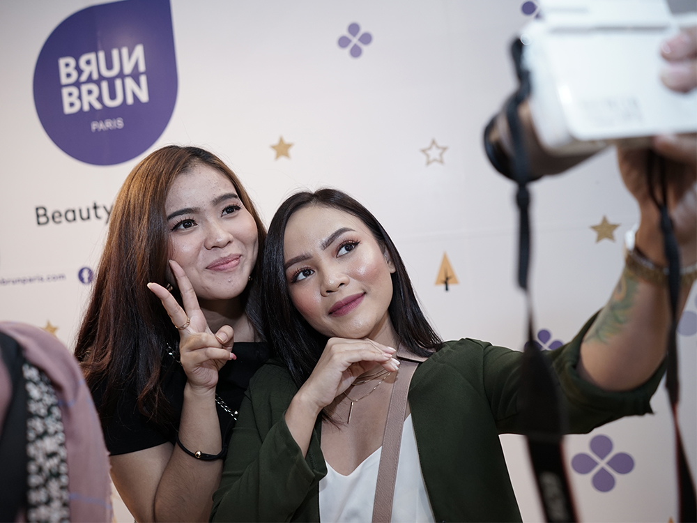 Sambut Tahun Baru dengan Glam Party Look bersama Rachel Goddard dalam ...