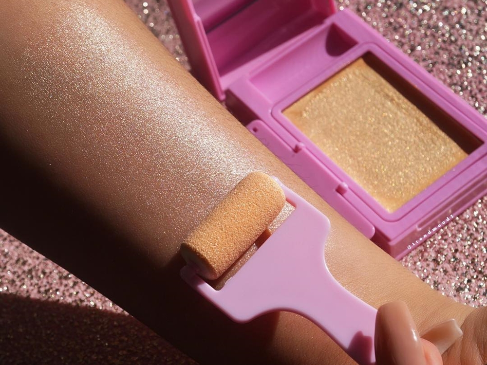 Roller Glow Roll-On Highlighting Balm, Produk Highlighter dengan ...