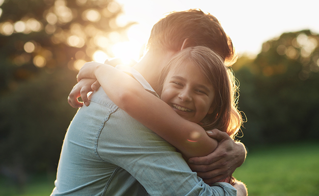 Lebih dari Sekadar Bentuk Kasih Sayang, Ini 5 Manfaat Berpelukan bagi ...