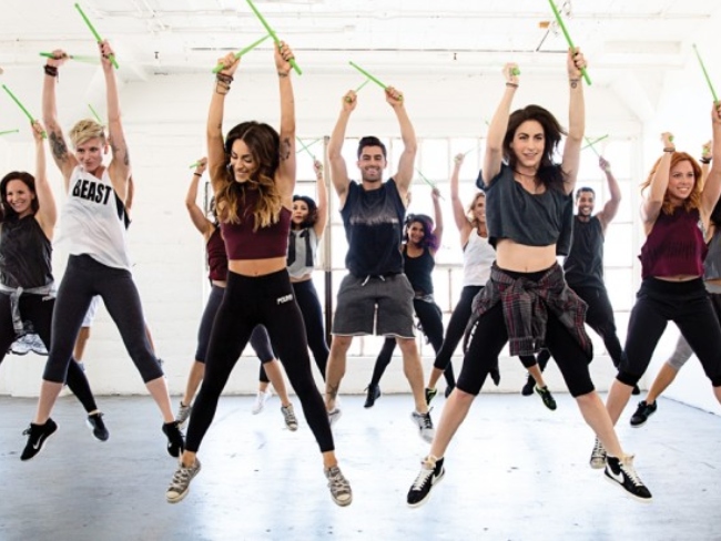 Alasan Mengapa Anda Harus Mencoba Pound Fit, Olahraga Kardio yang ...