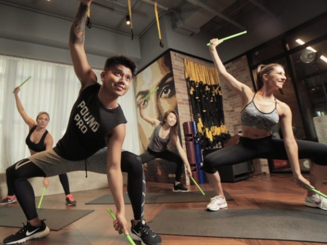 Alasan Mengapa Anda Harus Mencoba Pound Fit, Olahraga Kardio yang ...