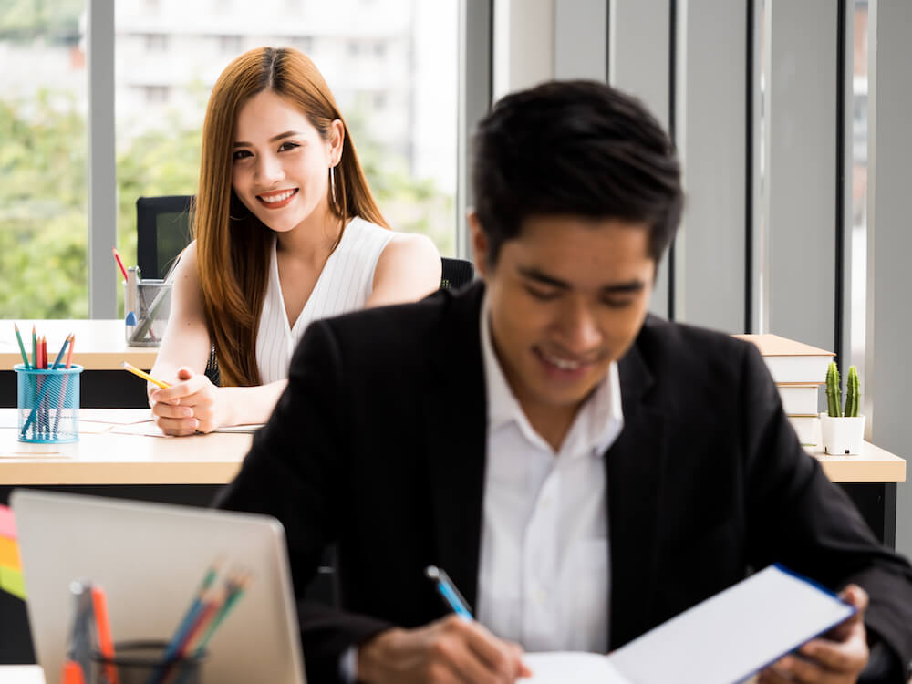 Naksir Teman Kantor? Ketahui Dulu Aturannya di Sini! - Beauty Journal