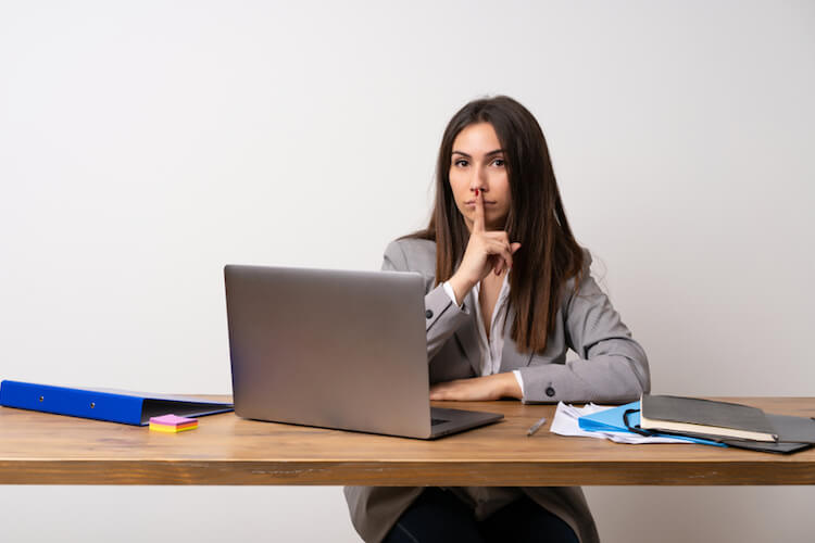 Naksir Teman Kantor? Ketahui Dulu Aturannya di Sini! - Beauty Journal